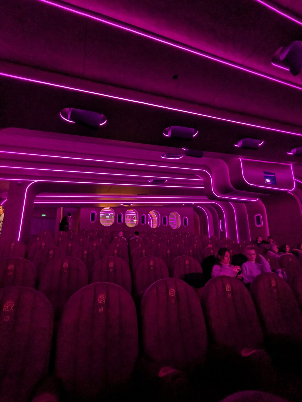 INFINITE, la nouvelle salle de cinéma premium du Grand Rex - 1 Jour 1 ...